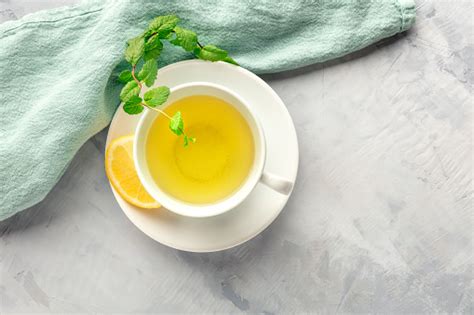 레몬과 민트 잎이 있는 녹차 한 잔 텍스트를 위한 장소로 상단에서 촬영 0명에 대한 스톡 사진 및 기타 이미지 0명 감귤류