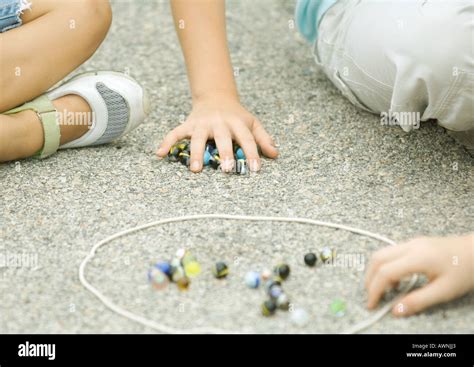 Niños Jugando Canicas Dibujo Imagenes De Canicas Juguetes Vectores