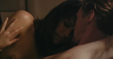 Голая Дезире Ахаван в Appropriate Behaviour