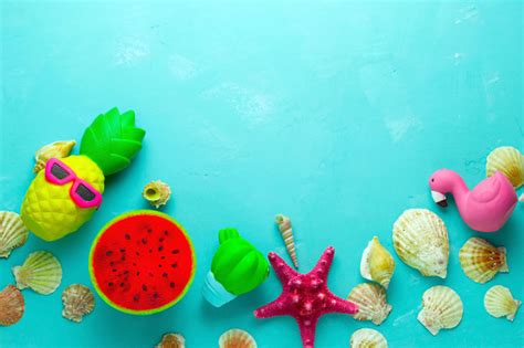 바다 조개와 밝은 스 퀴 시 완구 프레임 평면도 복사 공간을 갖춘 활기찬 파란색 배경 갑각류에 대한 스톡 사진 및 기타 이미지 갑각류 개념 개념과 주제 Istock