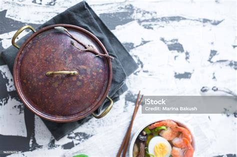 중국 음식과 빈티지 냄비입니다 저녁 식사는 건강 한 새우와 달걀 수프입니다 Wabi Sabi입니다 공간에 복사 합니다 가벼운