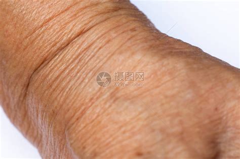 白色背景下老年女手臂皱纹特写和宏观拍摄选择聚焦亚洲身体皮肤部分医疗保健概高清图片下载 正版图片504121790 摄图网