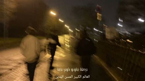 Adamlar Koca Yaşlı Şişko Dünya sözleri lyrics مترجمة YouTube