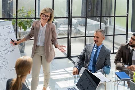 팀 교육 플립 차트 사무실과 비즈니스 컨퍼런스 프리젠 테이션 4 명에 대한 스톡 사진 및 기타 이미지 4 명 50 54세