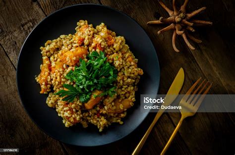 나무 테이블에 호박 Bulgur 인도 요리에서 채식 요리법 건강한 생활방식에 대한 스톡 사진 및 기타 이미지 건강한 생활방식 건강한 식생활 그릇 Istock