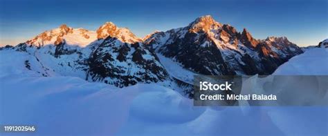 몽블랑 대산화와 녹는 빙하의 멋진 전경 이탈리아 프랑스 알프스의 겨울 모험 쿠르마유르 아오스타 밸리 이탈리아 발 베니 쿠르마유르 스키 도메인의 스키 슬로프 크리스마스 시간과