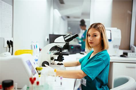 실험실에서 현미경에 작업 하는 실험실 기술자 혈액 샘플을 검사 18 19세에 대한 스톡 사진 및 기타 이미지 18 19세 20 24세 2명 Istock