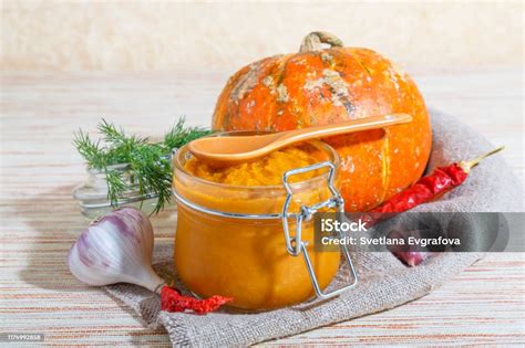 가을 수확의 홈메이드 통조림 야채 채식 다이어트 건강에 좋은 음식 오렌지 호박 당근 호박의 매시 매시드 캐비어 마늘 고추 신선한 딜을 유리 병에 담은 0명에 대한 스톡 사진