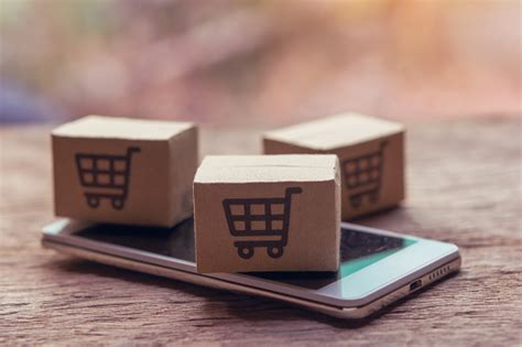 온라인 쇼핑 장바구니 로고와 나무 테이블 상단에 스마트 폰종이 상자 또는 소포 온라인 웹에서 쇼핑 서비스는 택배를 제공합니다 0명에 대한 스톡 사진 및 기타 이미지 Istock