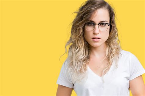 아름 다운 젊은 금발의 여 자가 안경을 통해 절연 배경 손을 함께 하 고 손가락이 편안 하 고 밝은 미소 성공이 고 낙관적 곱슬 머리에 대한 스톡 사진 및 기타 이미지