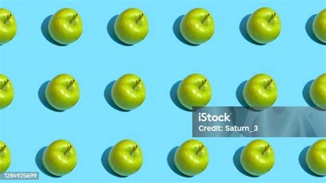 푸른 배경에 신선한 녹색 사과의 과일 패턴 맨 위 보기입니다 여름 컨셉 콜라주 0명에 대한 스톡 사진 및 기타 이미지 0명 개념 건강한 생활방식 Istock