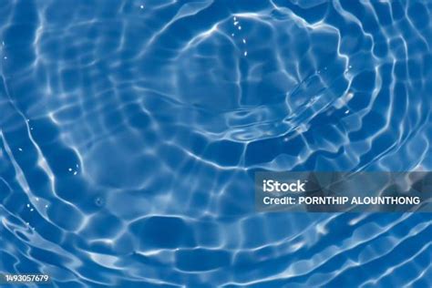 표면에 잔물결이 있는 푸른 물 흐릿한 투명 블루 색상 맑고 잔잔한 수면 질감 물보라와 거품이 있는 디포커스 빛나는 패턴 질감 배경의 물결 0명에 대한 스톡 사진 및 기타