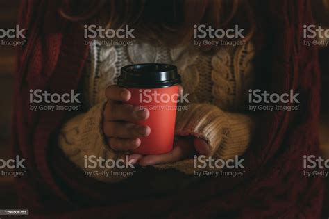 여자는 빨간 종이 커피 컵을 들고 가을에 대한 스톡 사진 및 기타 이미지 가을 가정 생활 갈색 Istock