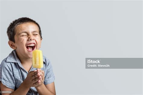 작은 소년을 심각 하 게 텍스트에 대 한 재미 있는 표현과 복사 공간으로 그의 아이스크림을 즐기고 소년에 대한 스톡 사진 및 기타 이미지 Istock