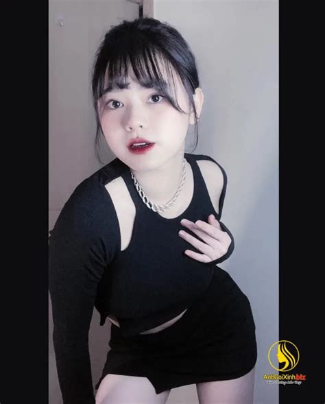 Chung Th Chung Sexy N Ng B Ng V I Lo T O D Y Khoe V Ng C Ng Tr N Nh G I Xinh Nh G I