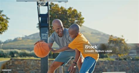 흑인 가족 스포츠 농구 또는 아빠 및 아동 연습 훈련 게임 도전 또는 청소년 경쟁 피트니스 운동 유대 또는 농구 선수 아버지와 아이는 코트에서 배우고 운동하고 놀고 있습니다