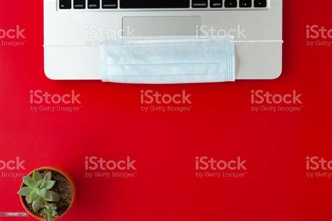 코로나바이러스 코비드19 예방 원격 작업 또는 검역학습 노트북과 항 바이러스 의료 마스크 그들은 서로 옆에 누워 원격 작업