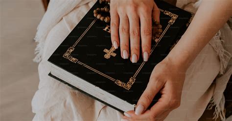 책을 들고 의자에 앉아 있는 여자 사진 Unsplash의 종교적인 이미지