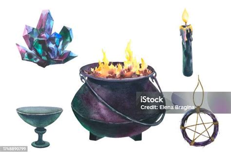 수채화 마법 요소 마녀 가마솥 양초 오각형 기호 및 수정 할로윈 클립 아트를 위해 불이 있는 칼드론의 손으로 그린 그림 흰색 배경에 격리된 스케치 10월에 대한 스톡 벡터