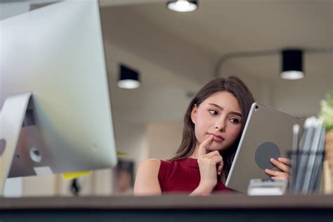 데스크톱 컴퓨터로 사무실에서 일하는 성공적인 비즈니스 우먼 경영자에 대한 스톡 사진 및 기타 이미지 경영자 기업 문화 기업 비즈니스 Istock
