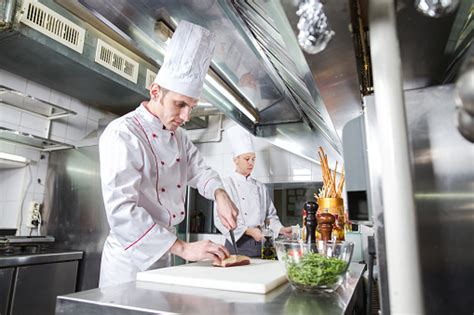 셰프가 도마에 고기를 자르고 전문 요리사가 칼을 들고 레스토랑에서 고기를 자르는 것을 좋습니다 건강한 생활방식에 대한 스톡 사진 및 기타 이미지 Istock