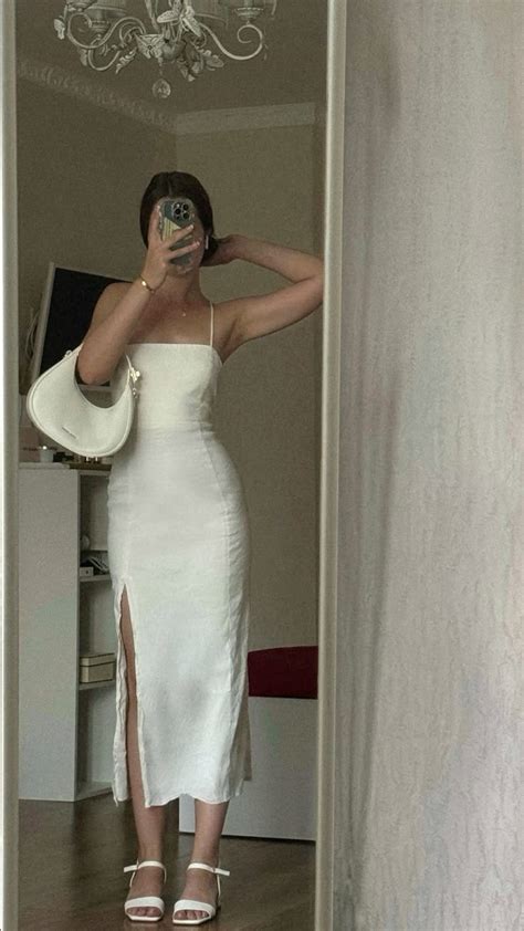 Идея для сторис фото в зеркало в полный рост красивая девушка белое платье на бретелях