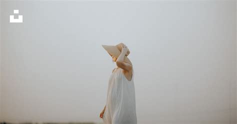 하얀 드레스와 모자를 쓴 여자 사진 Unsplash의 무료 모자 이미지