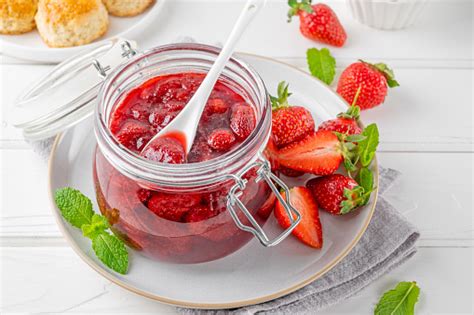 흰색 나무 테이블에 신선한 딸기와 유리 항아리에 딸기 잼 여름 디저트 공간을 복사합니다 0명에 대한 스톡 사진 및 기타 이미지 Istock