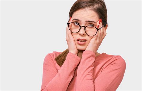 충격을 받은 아름다운 젊은 여성은 슬픈 표정을 하고 있습니다 깜짝 놀란 여성 빨간 손톱으로 입에 손을 잡고 흰색 배경 위에 포즈를 보고 사람들의 감정 긍정적인 감정 표현에