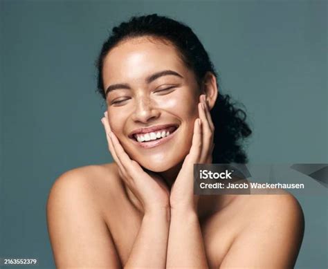 눈을 감고 아름다움과 여자 와 스킨케어 화장품 피부과 와 회색 스튜디오 배경 여드름 치료 건강과 함께 빛나고 빛나며 그루밍 루틴과 질감으로 사람과 소녀 20 24세에 대한