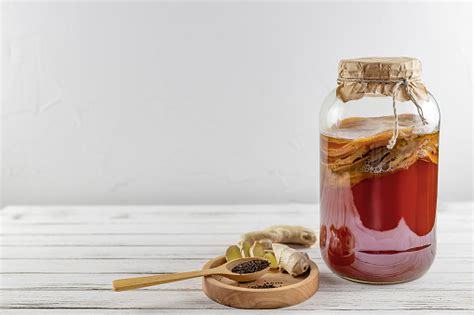 콤부차 슈퍼푸드 프로 바이오틱 티 곰팡이 음료 에 유리 병 과 항아리 생강 흰색 배경에 차 0명에 대한 스톡 사진 및 기타 이미지 Istock