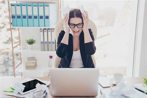 슬픈 실망된 기자 긴장 변호사 불행 한 비서를 들고의 구겨진 안돼는 데 현대 직장에 앉아 우는 손에 목록 사무실에 대한 스톡