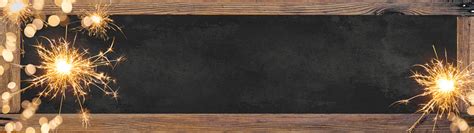 실베스터 2022 파티 새해 새해 전야 파티 불꽃 놀이 배경 배너 파노라마 긴 반짝이는 나무 프레임이있는 소박한 검은 칠판에 보케 조명 0명에 대한 스톡 사진 및 기타