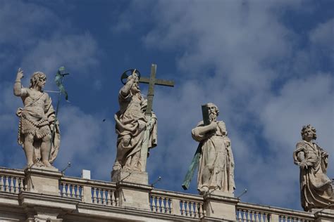 Mikheil ვატიკანში წმინდა პეტრეს მოედანზე მსოფლიო ლიდერებთან ერთად რომის ახალი პაპის ლეო