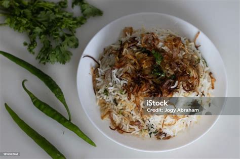 맛있고 향긋한 파니르 비리야니는 바스마티 쌀로 만든 생동감 넘치는 인도 쌀 요리로 향긋한 향신료 파니르 큐브 허브 캐러멜화된 양파를 얹었습니다 Paneer Tikka에 대한