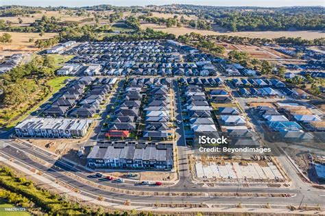 시골 도시의 무분별한 확장에 회색 음영이있는 다양한 건축 스타일의 집들 사이에 하나의 빨간 지붕이 있습니다 호주에 대한 스톡 사진 및 기타 이미지 Istock