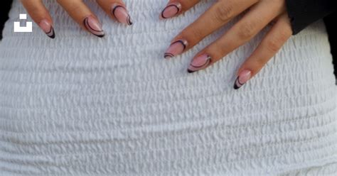 엉덩이에 손을 얹은 여자의 배 사진 Unsplash의 무료 키프로스 이미지