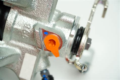 흰색 배경에 분리된 브레이크 패드가 있는 리어 브레이크 캘리퍼 흰색 배경에 자동차 부품 클로즈업 격리 0명에 대한 스톡 사진 및 기타 이미지 Istock