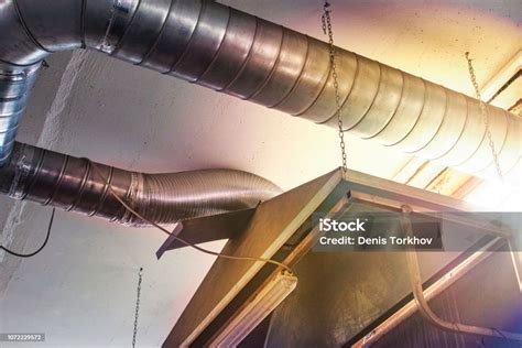 공장에 어 덕트 위험 및 작업자의 폐 렴의 원인 산업 공기의 외관 급기관에 대한 스톡 사진 및 기타 이미지 급기관 레스토랑