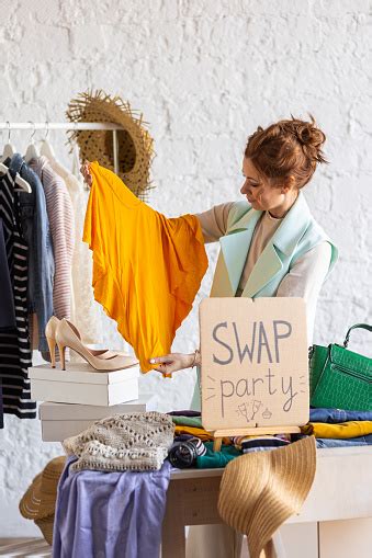 스왑 홈 파티에서 젊은 여성 옷 신발 가방 친구 간의 보석 교환 제로 폐기물 쇼핑 환경 친화적 인 개념 지속 가능한 라이프 스타일 대학 생활 20 24세에 대한 스톡 사진