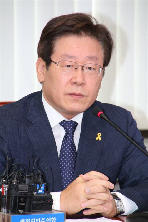 현대판 호화 귀족가문의 혈족에 ‘흙수저 이재명