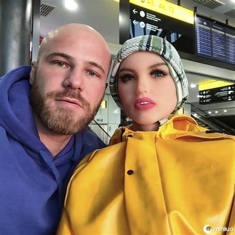 Homem Que Se Casou Com Boneca Sexual A Trai Com Outro Objeto Enquanto