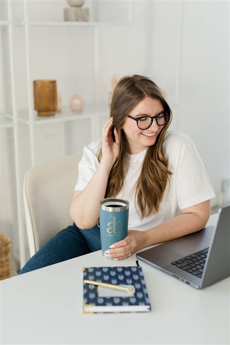 How To Create An Email Signature With Your Brand Photos