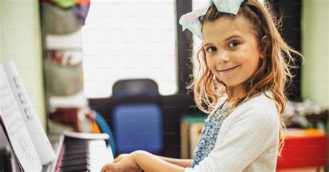 내 손가락이 피아노에 완벽하게 맞습니다 피아노를 연주하는 어린 소녀 사진 Unsplash의 클래식 이미지