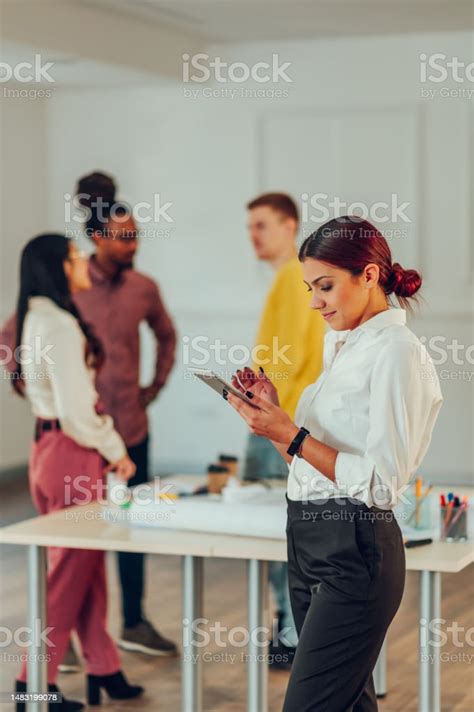 회의 중에 사무실에서 포즈를 취하고 태블릿을 사용하는 여성 건축가의 초상화 20 24세에 대한 스톡 사진 및 기타 이미지 20 24세 25 29세 30 34세