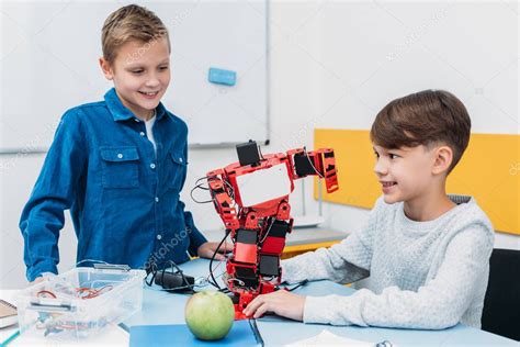 Colegiales Trabajando En Robot En La Lección De Robótica Stem 2024