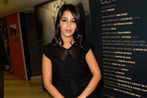 Leïla Bekhti en robe noire voluptueuse et sandales noires à talons