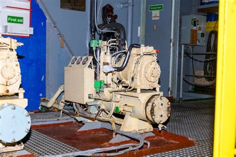 Рулевой механизм. руль машины. гидравлический насос. судовой двигатель ...