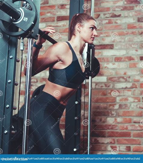 Sporty Woman Doing Lunge Exercise Stock Image Image Of Girl Beauty