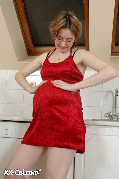 Прего Китти демонстрирует свою волосатую киску на кухонном столе и ест банан